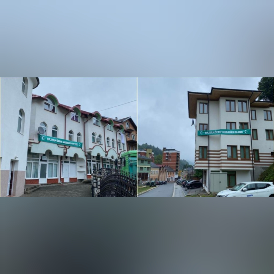 Baneri sa bajramskom čestitkom ponovo postavljeni u Srebrenici | Cazin.NET