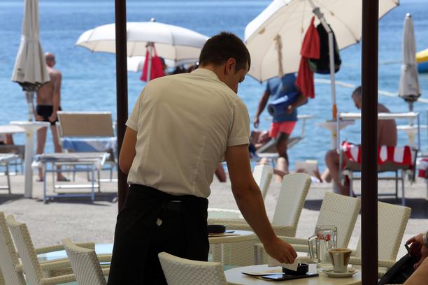 Isplati li se raditi u Hrvatskoj: Sobarica ima 840 a konobar 850 eura ...