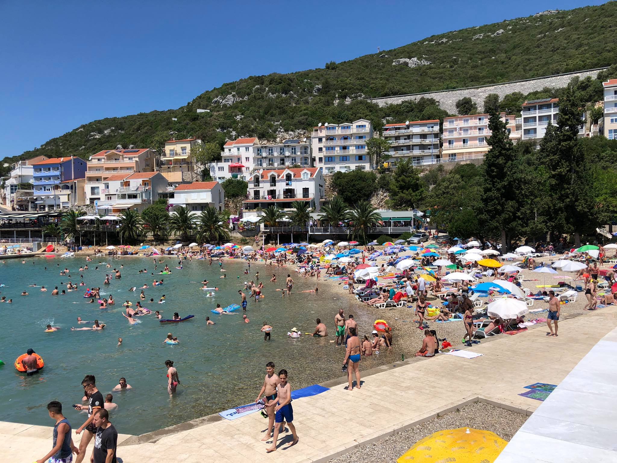 Ekskluzivne slike i priča za Cazin.net iz Neuma - krcate plaže i bogata ...