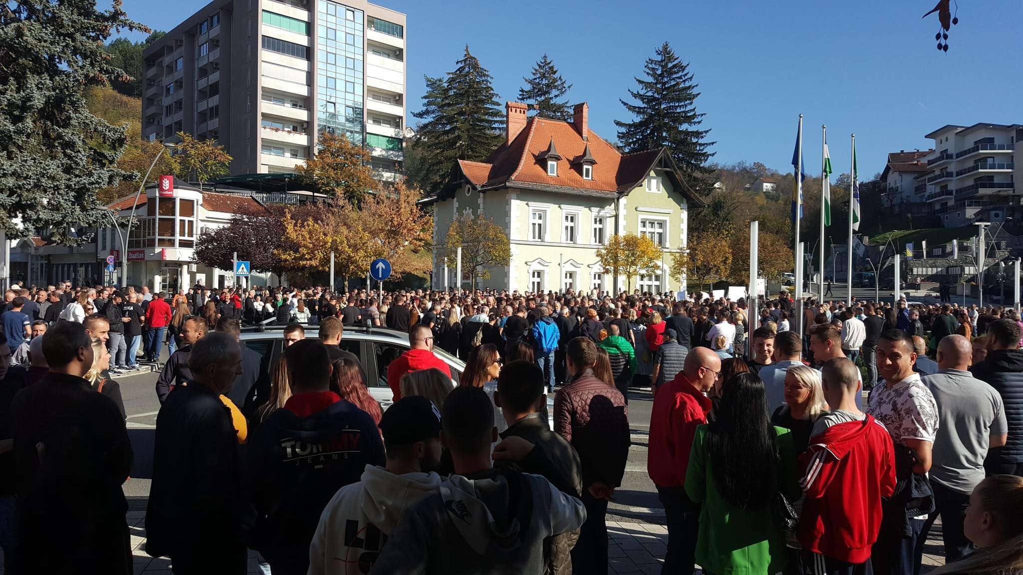 Ovo je tvoj Cazin, Azure- prepun gradski trg danas | Cazin.NET