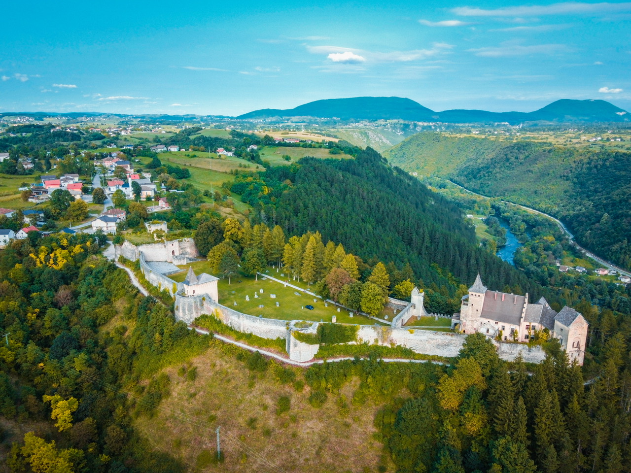 Stari grad Ostrožac: Pogledajte bajkovite slike iz zraka