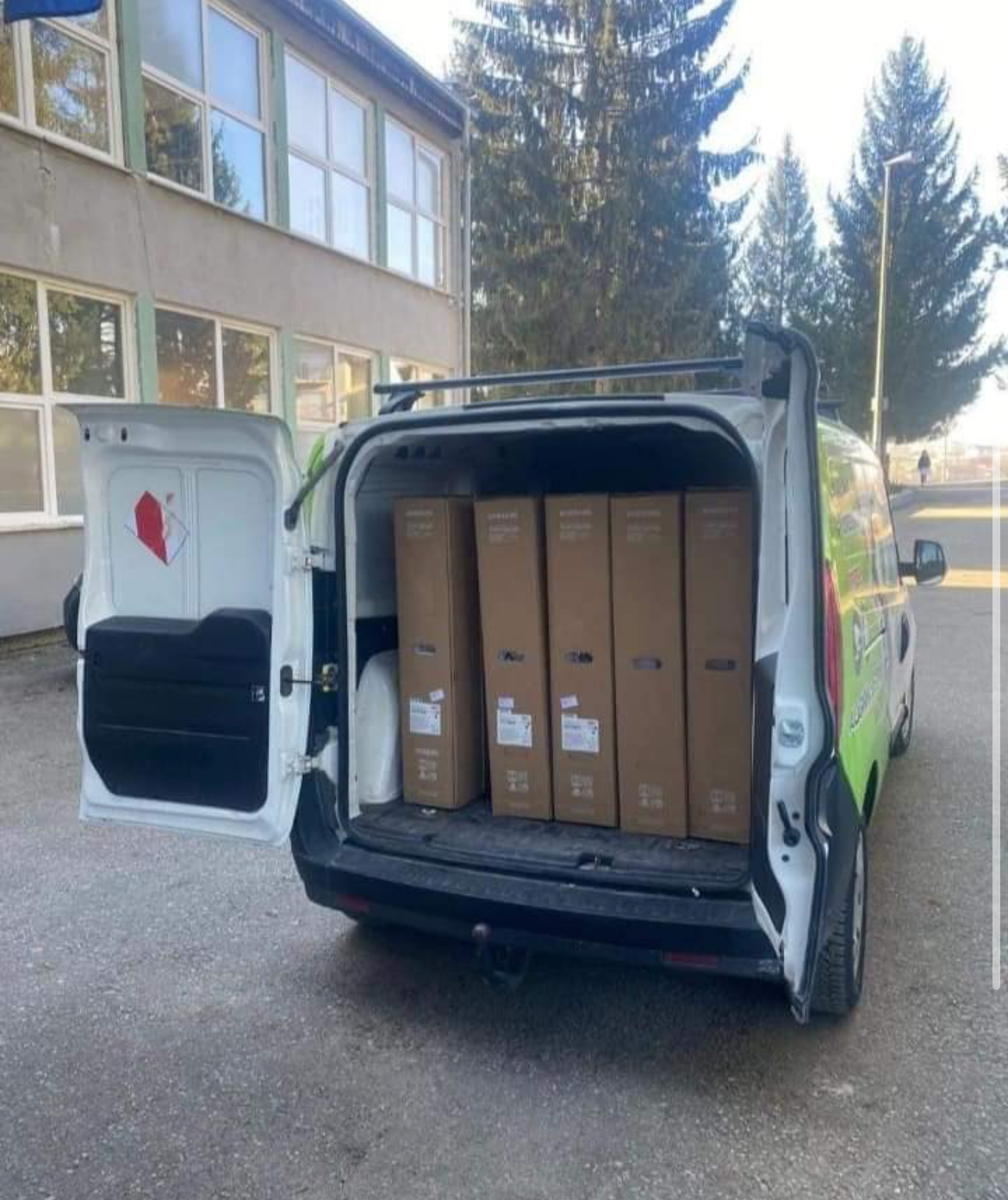 Dijaspora kupila “pametne table” za osnovnu školu u Cazinu | Cazin.NET