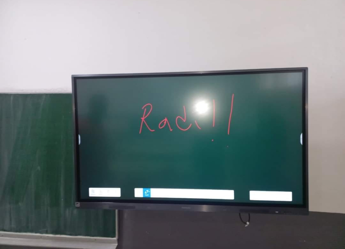 Dijaspora kupila “pametne table” za osnovnu školu u Cazinu