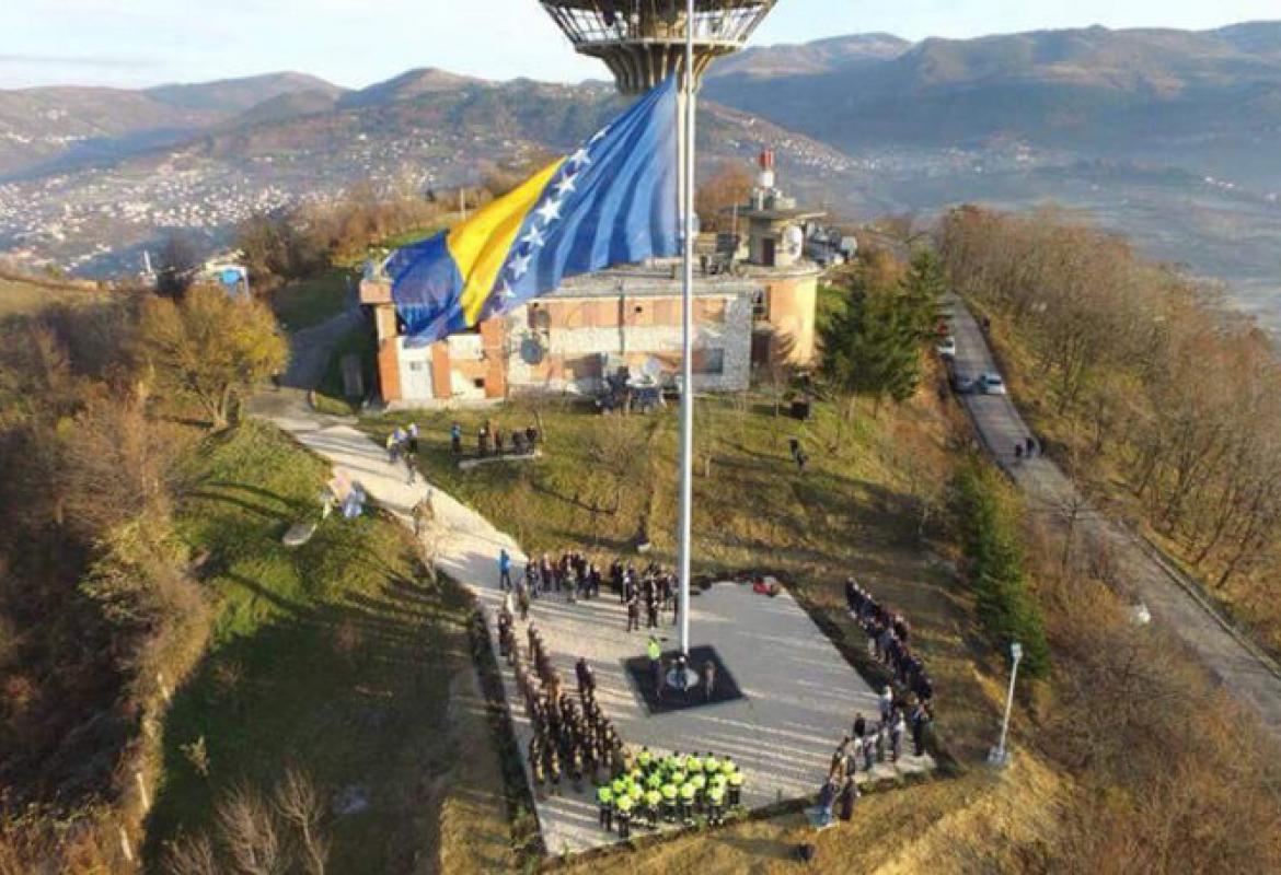 Postavljena nova zastava BiH na brdu Hum