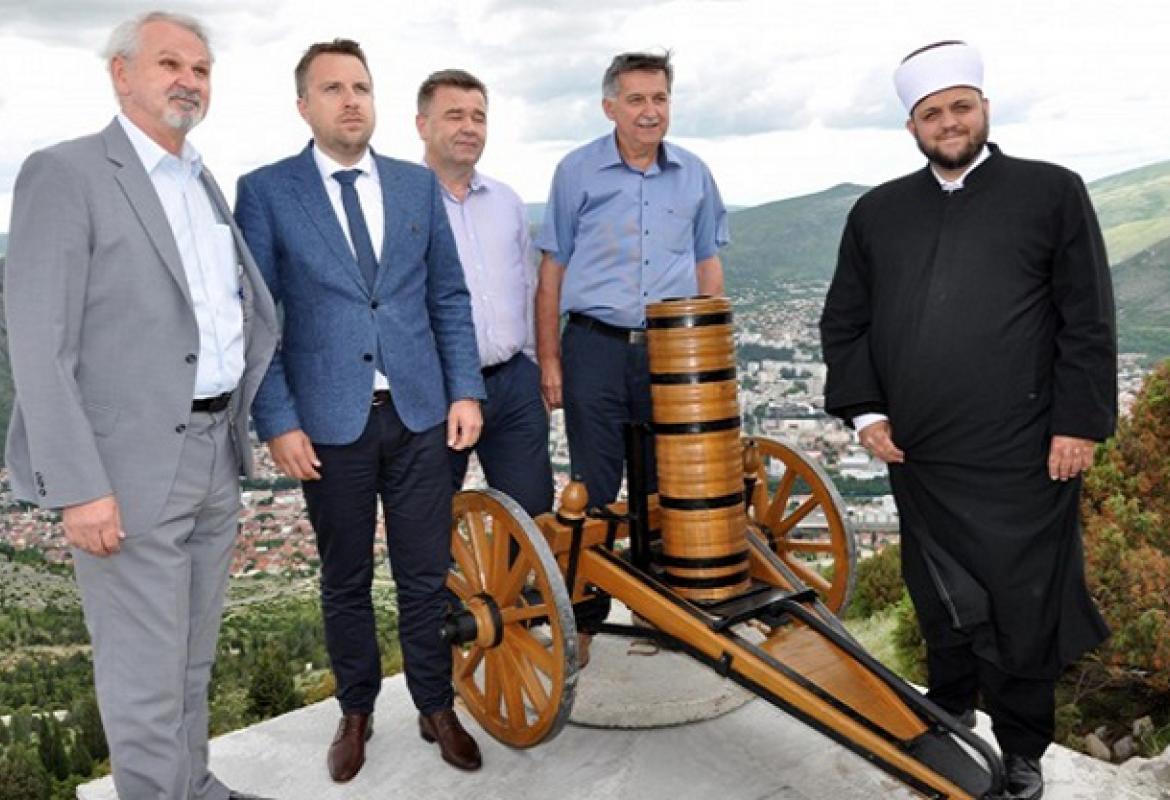 Gradonačelnik Sarajeva poklonio Mostarcima ramazanski top