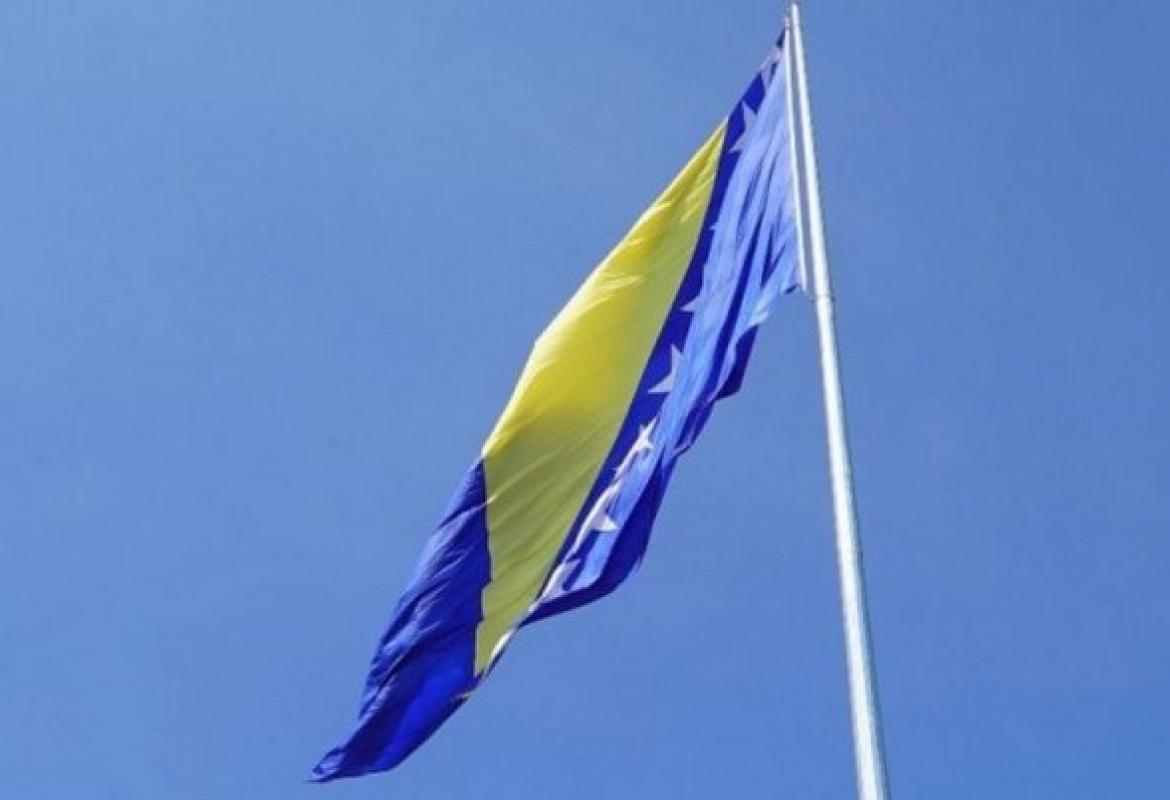 U Tešnju podignuta najveća zastava Bosne i Hercegovine