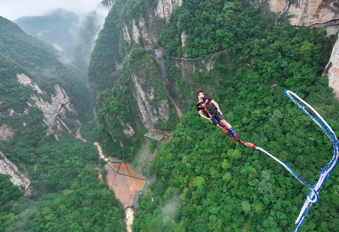 Najviši stakleni most na svijetu otvara bungee jumping na 260 metara visine