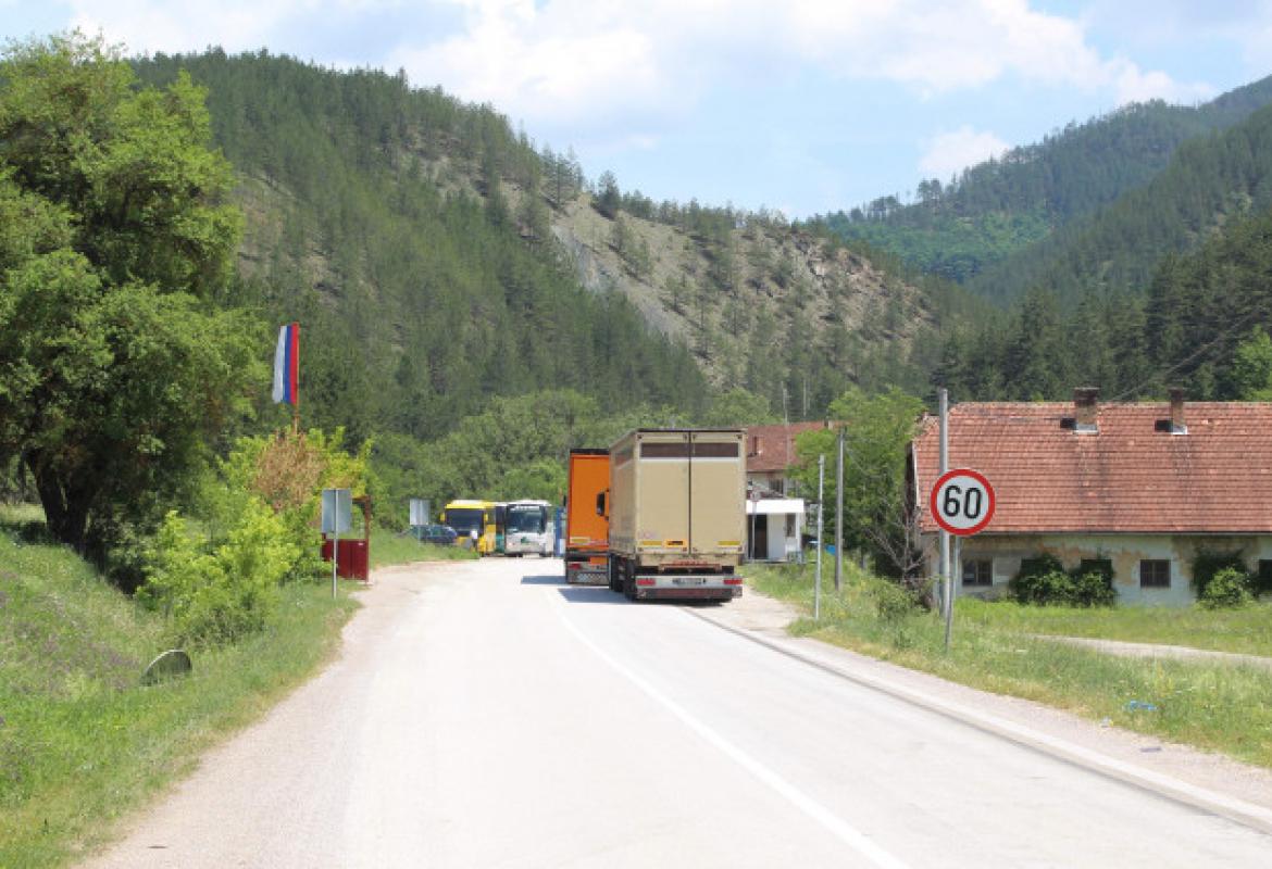 Bosansko selo na ničijoj zemlji: Do prodavnice moraju preko graničnog ...