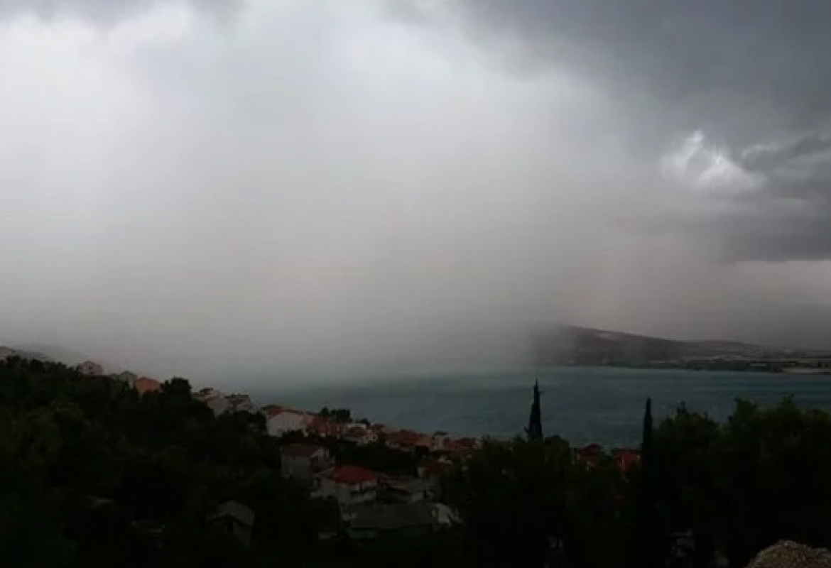 Nevrijeme hara Dalmacijom: Trogir pod vodom, pijavice na moru, požar na ...