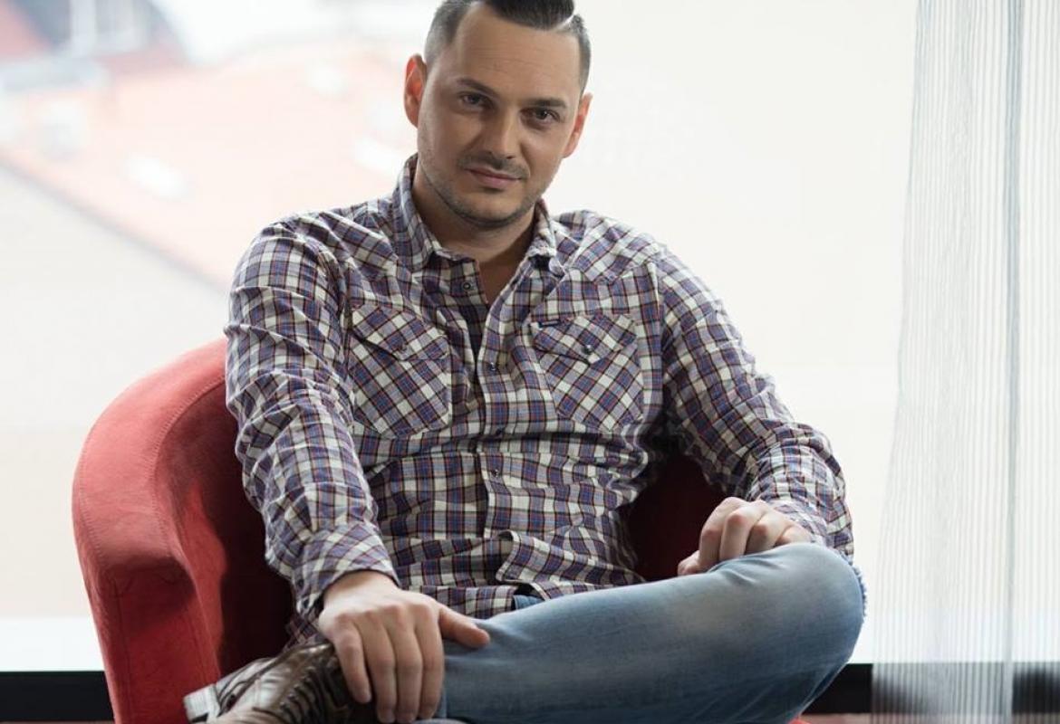 USKORO NOVA PJESMA: Semir Jahić šalje pozdrave iz muzičkog studija (VIDEO)