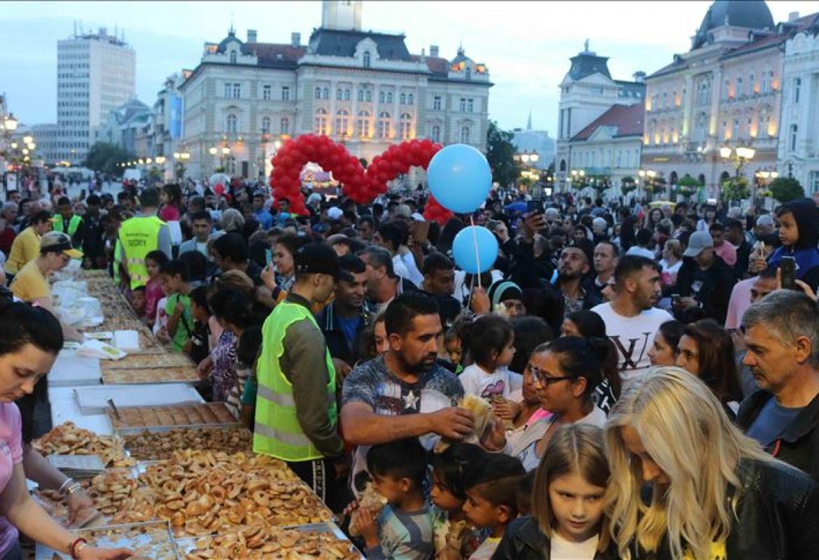 Bajramska sofra: Muslimani Novog Sada sa sugrađanima za zajedničkim stolom 11. put