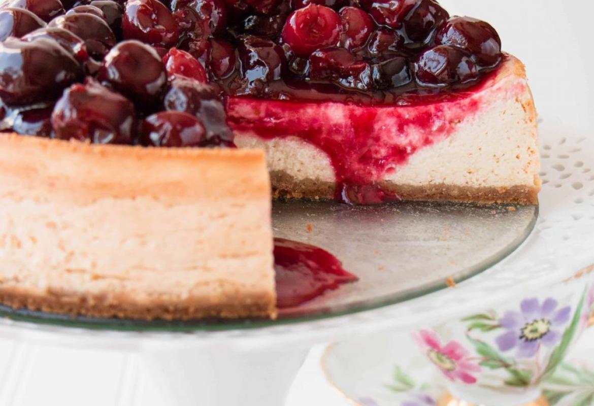 Cheesecake s bijelom čokoladom i višnjama