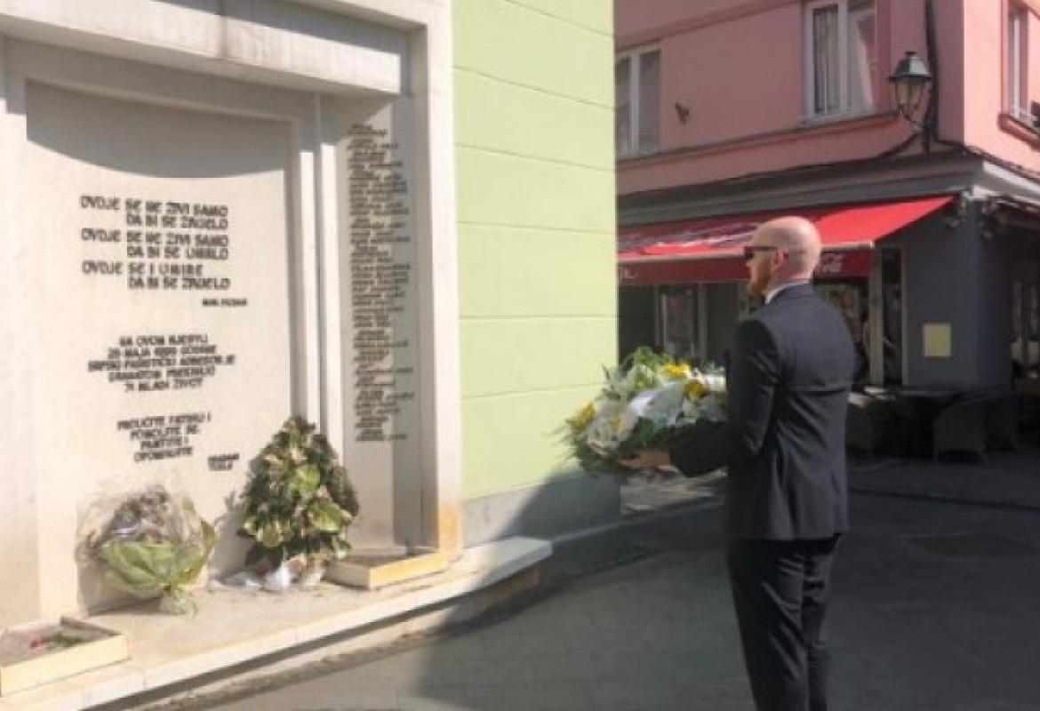 Britanski ambasador u BiH položio cvijeće na tuzlanskoj Kapiji