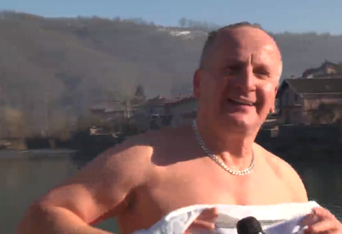 VIDEO | Mehmed Ramić zvani Meha i ove godine se prvi okupao u rijeci Uni