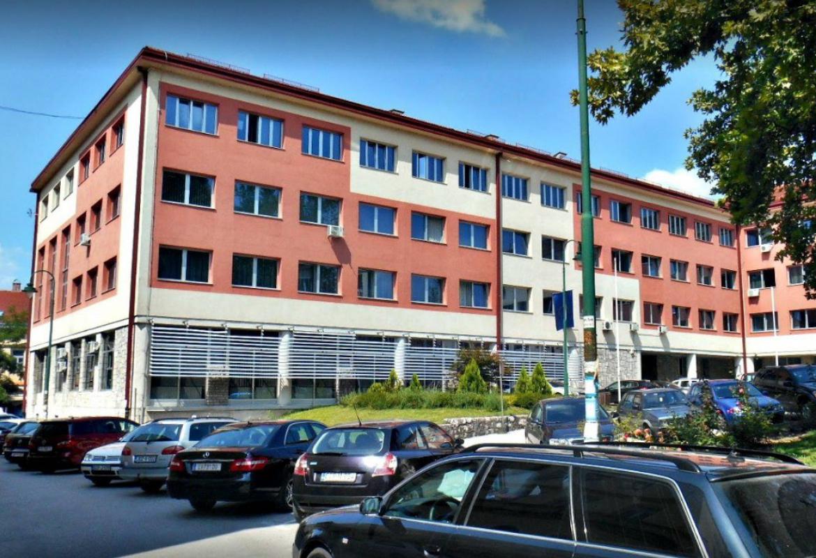 (FOTO) Grad Bihać nije kupio zaštitna odijela od firme “Srebrena malina”