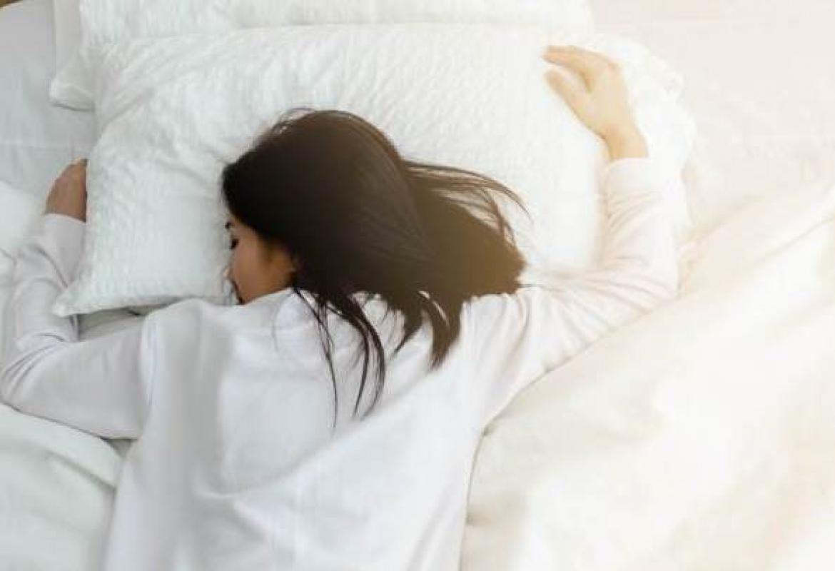 Razlozi zbog kojih biste trebali spavati bez jastuka