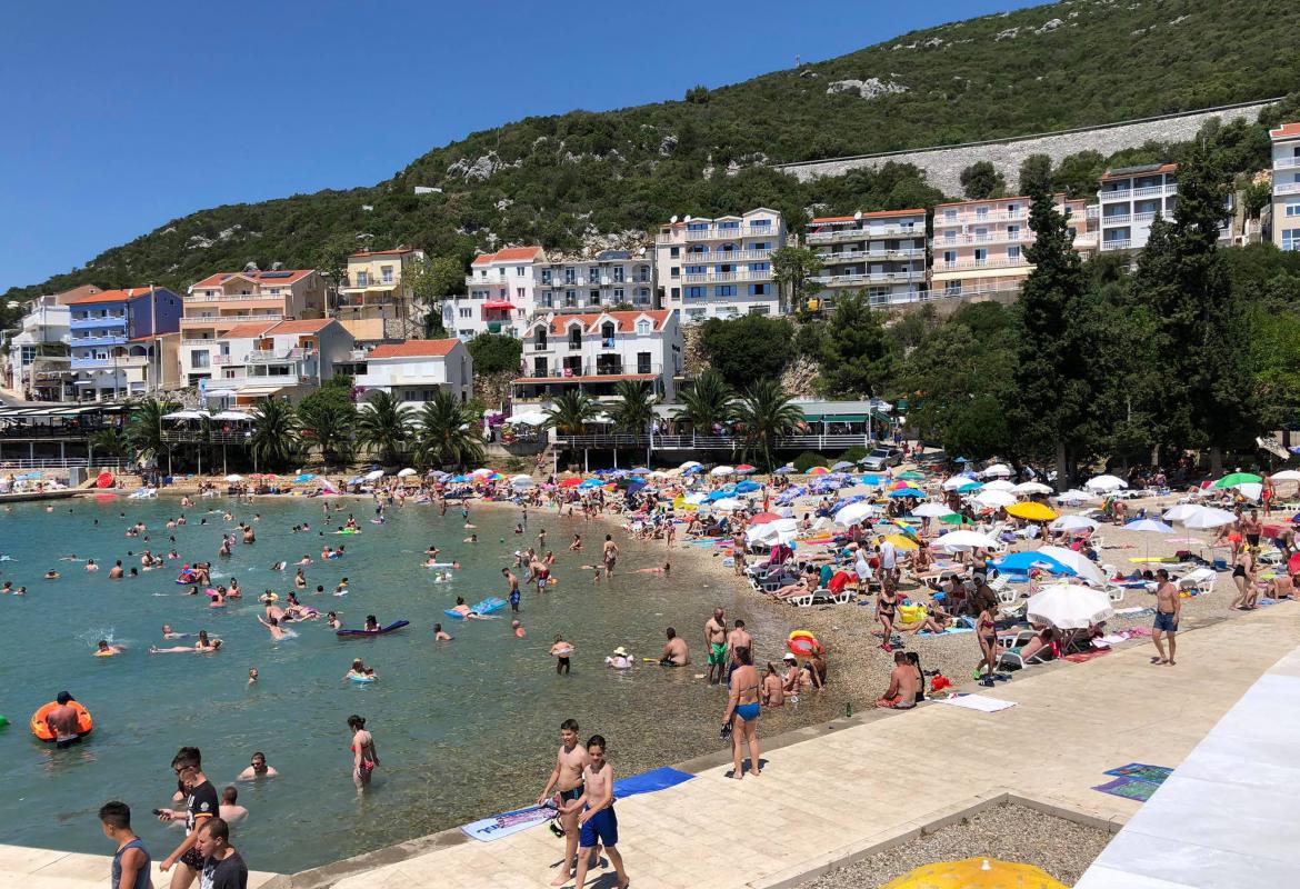 Ekskluzivne slike i priča za Cazin.net iz Neuma - krcate plaže i bogata ...