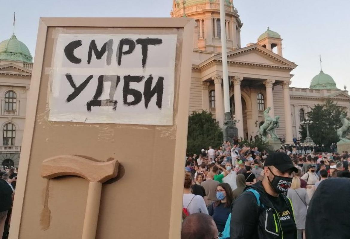 Protesti u Srbiji: Opet sukobi i suzavac u Beogradu, incidenti u Novom Sadu