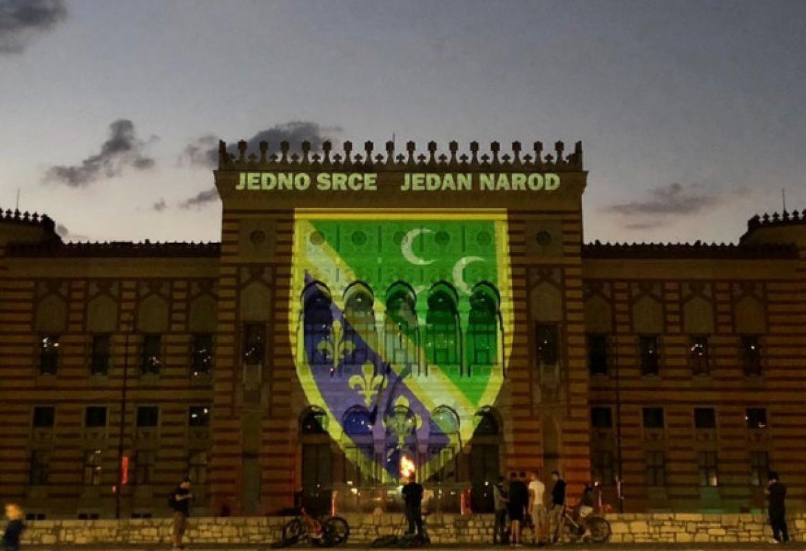 Grb Sandžaka na Vijećnici: Sarajevo daje bratsku podršku u teškim vremenima