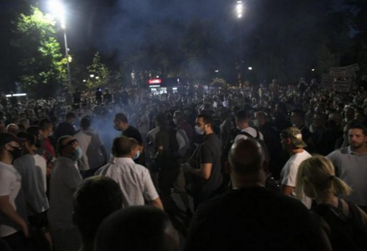 Protesti u Beogradu: I dalje napeto, žestoka tuča među demonstrantima