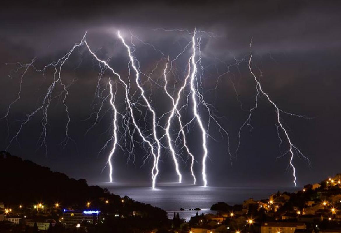 Narandžasto upozorenje: Očekuje se jaka grmljavina a moguć i grad