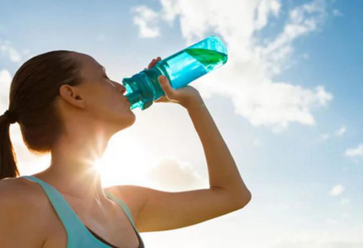 Pijenje vode nije dovoljno za hidrataciju, tvrde stručnjaci