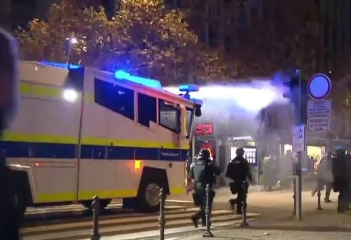 Policija u Ljubljani koristi vodeni top i suzavce protiv demonstranata