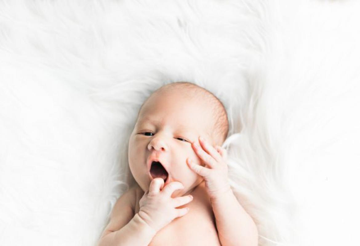 Zašto novorođene bebe plaču kad sjednete, a prestanu čim ustanete?