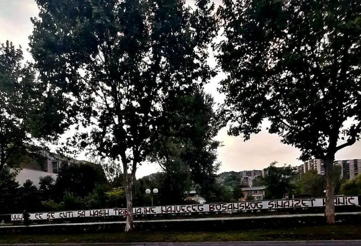 Horde zla odgovorile na kaznu, ispred zgrade NS BiH okačili novu parolu ...