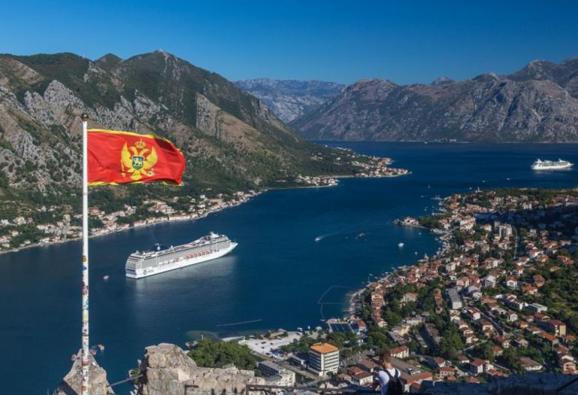 Zastava Crne Gore i na džamiji u Podgorici