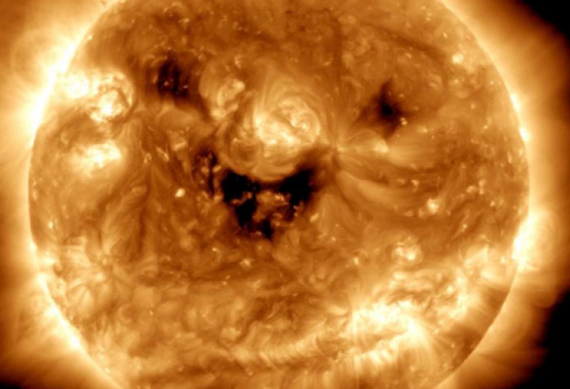 Postalo pravi hit: NASA objavila sliku Sunca koje izgleda kao da se smije