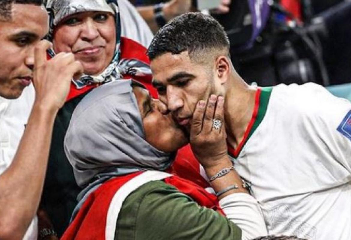 Majka je majka: Marokanski fudbaler i njegova majka dobili svoj mural ...