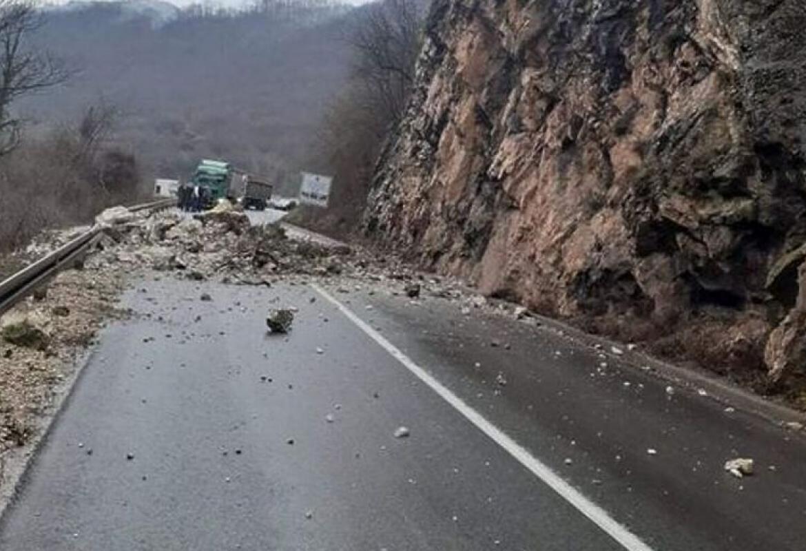 Odroni, mokar kolovoz i slaba vidljivost: Evo kakvo je stanje na ...