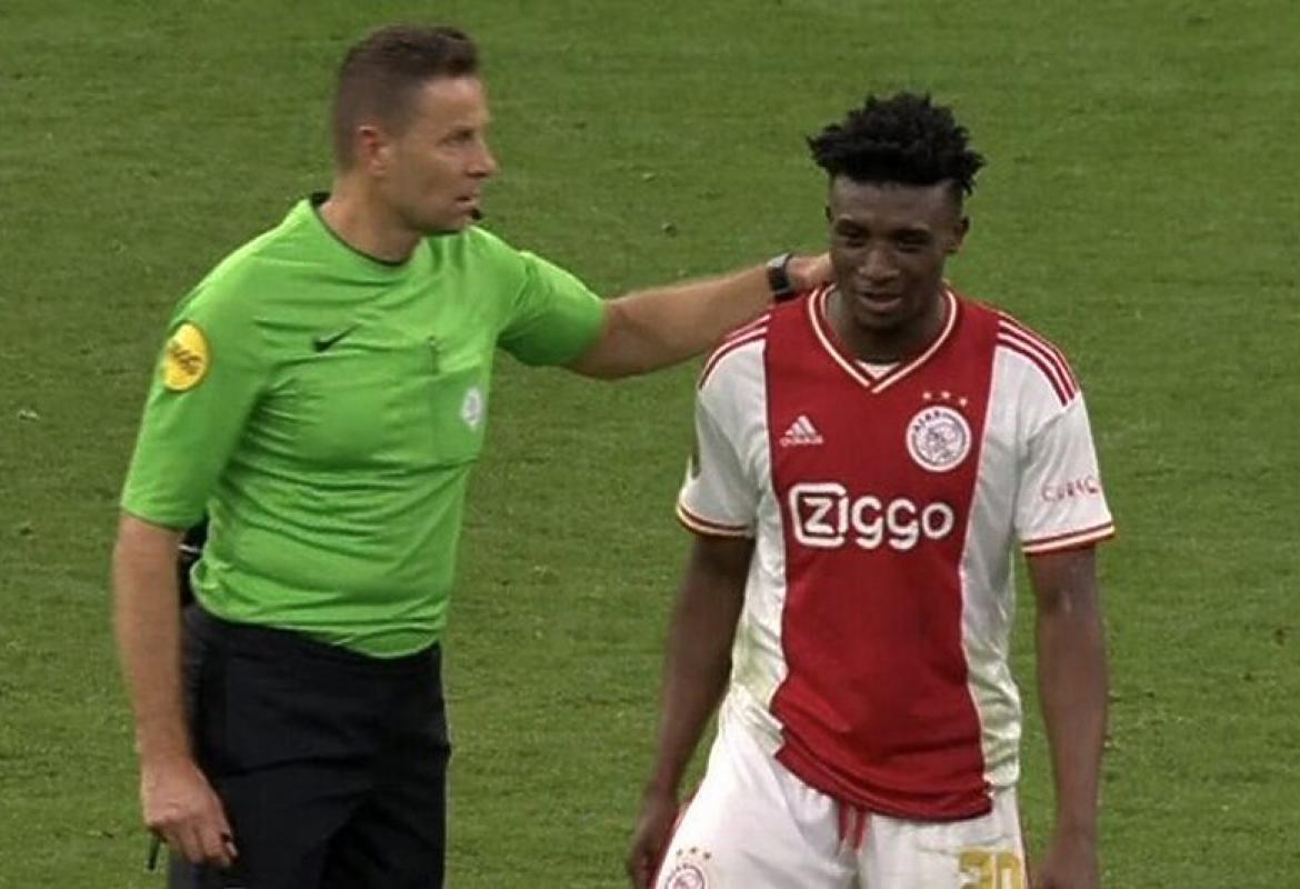 Sudija na meču Ajaxa za skidanje dresa nije pokazao žuti karton, rekao ...