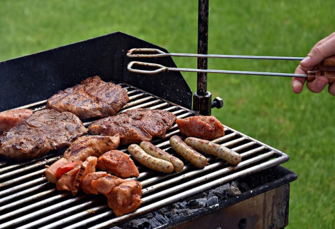 Roštilj za 1. maj skuplji nego ikad: Bez stoje ne možeš vatru raspaliti