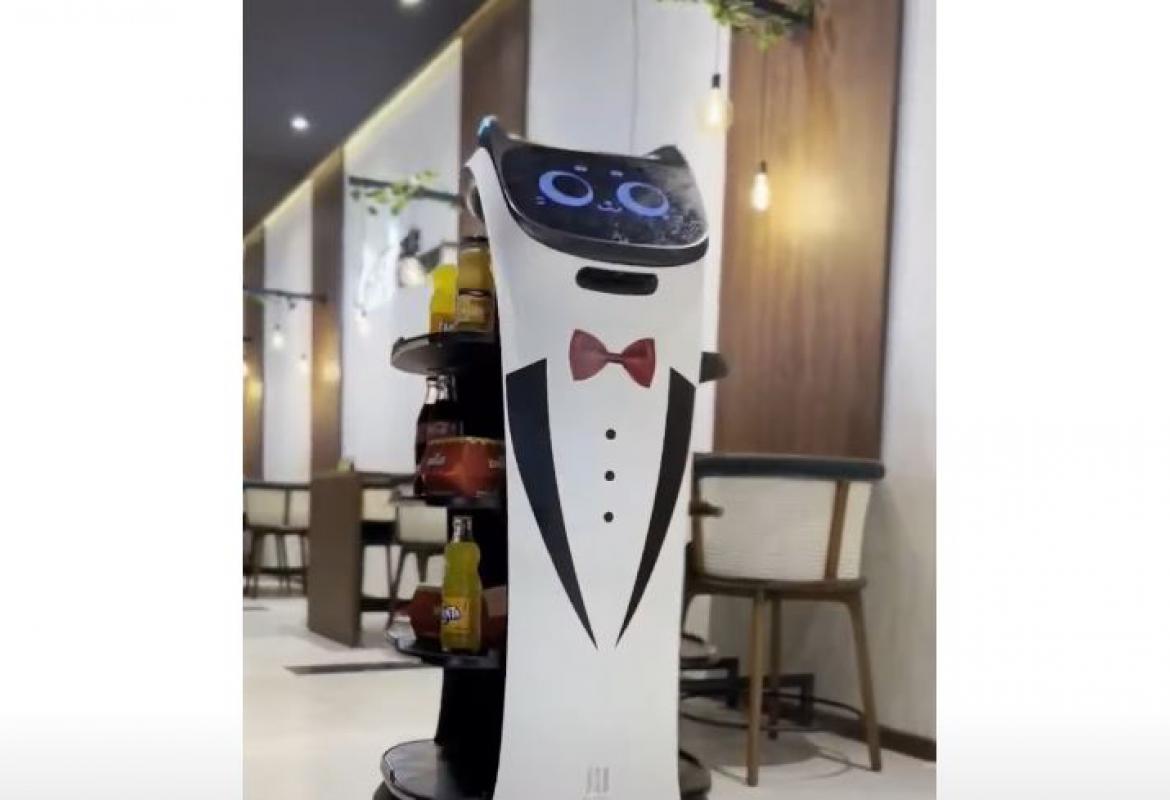 Prvi roboti konobari u BiH poslužuju goste