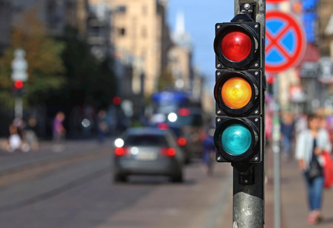 Kako postupiti kada vam se gasi zeleno i uključi žuto svjetlo na semaforu?!