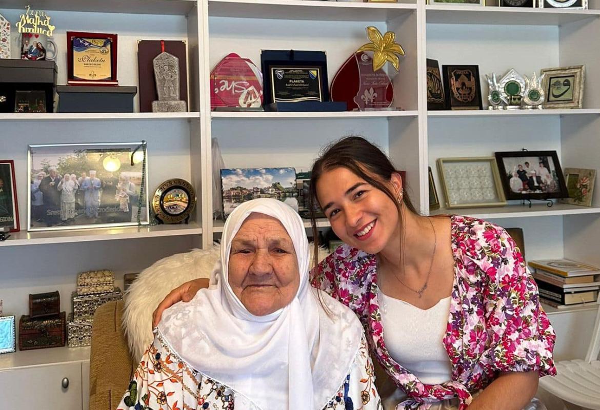 Nana Fata u društvu unuke Azre čestitala Bajram svim muslimanima širom ...