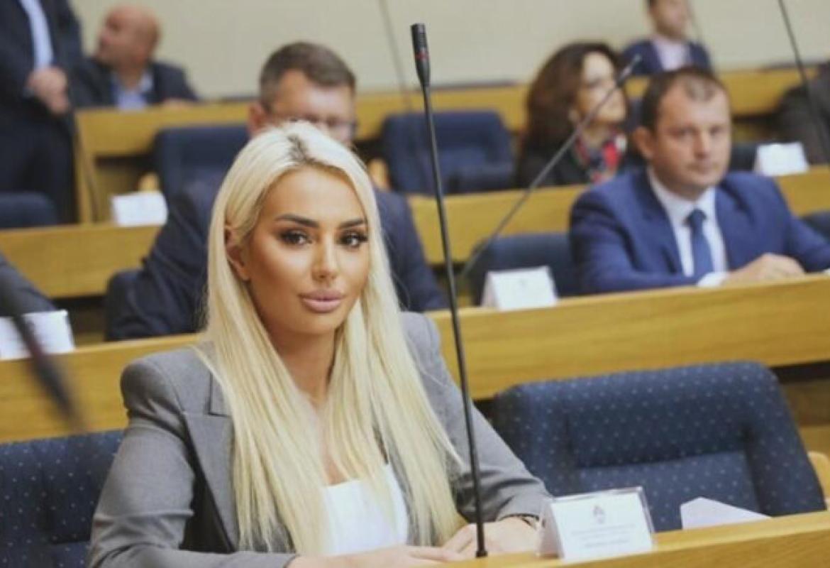 Bh. političarka se pohvalila da ima papuče od 3.000 KM i torbicu od 4. ...