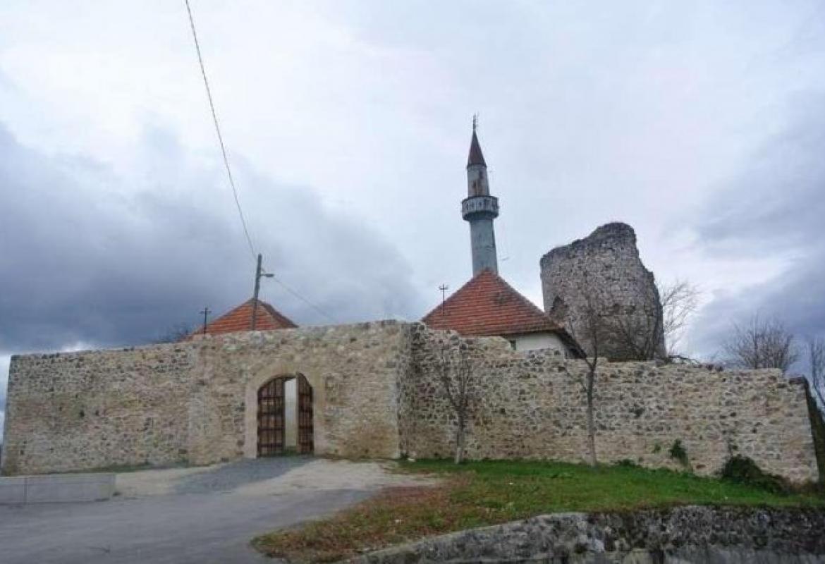 Stari grad Jezerski zbog ljepote i atraktivnosti vrijedi posjetiti