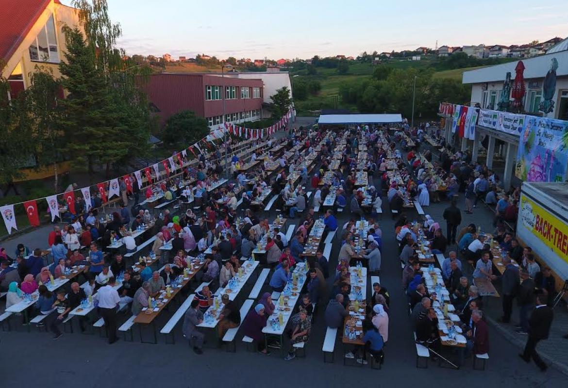 (FOTO) Grad Cazin upriličio dva velika iftara: Poruke jačanja ...
