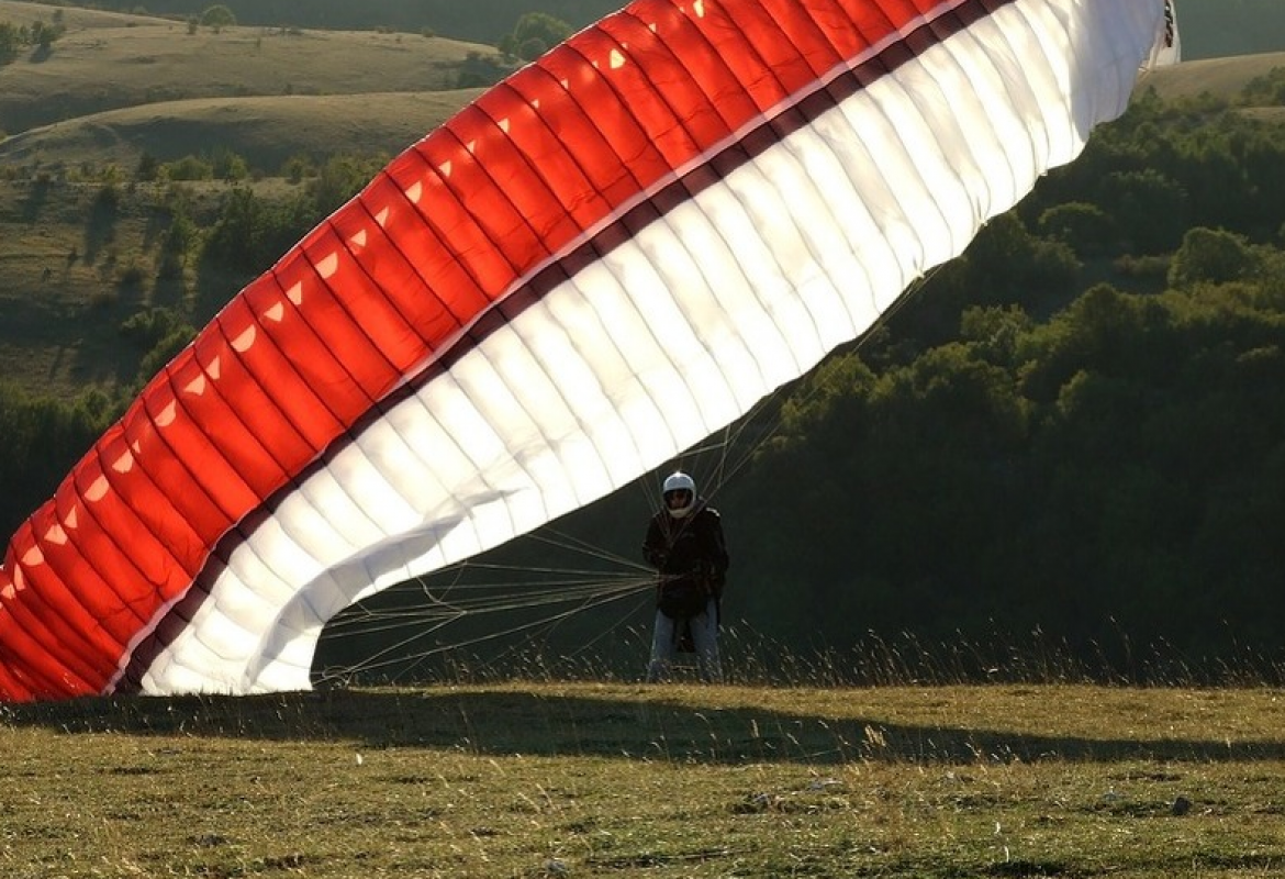 Muškarac nije uspio otvoriti padobran, instruktor snimio kako ga spašava