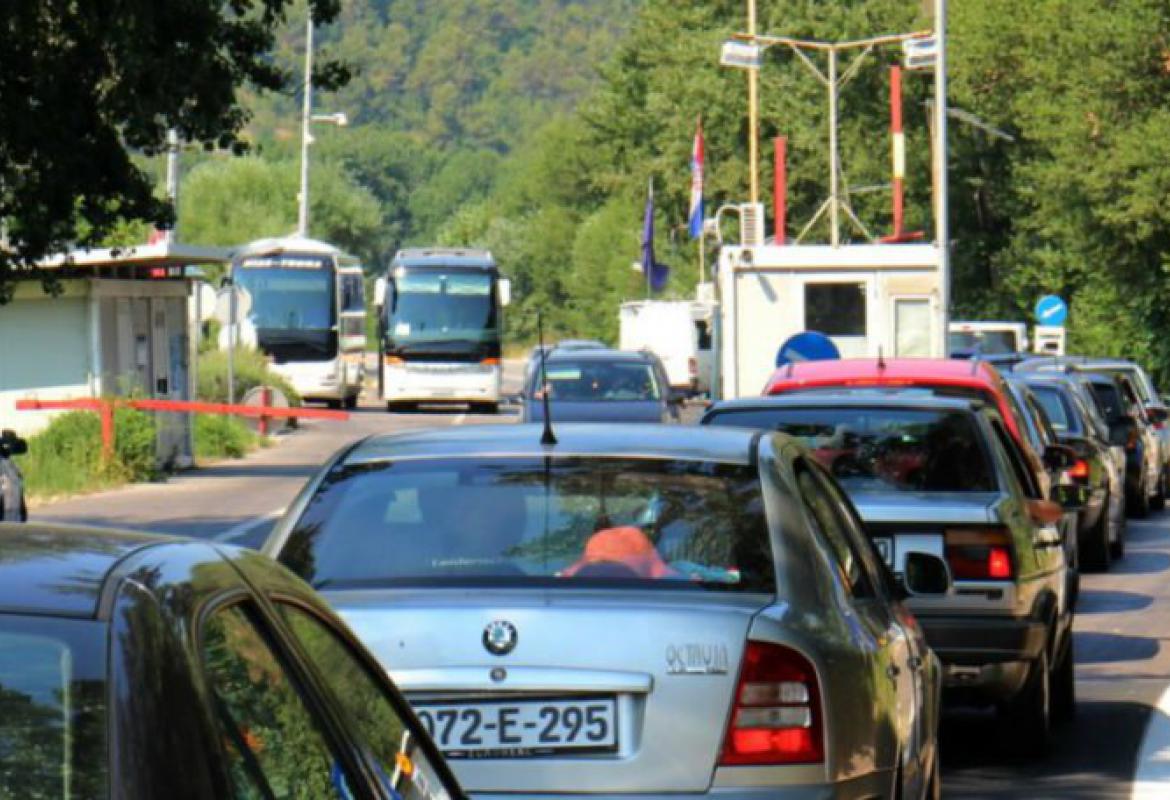 Turisti iz BiH u kilometarskim kolonama na granici sa Hrvatskom