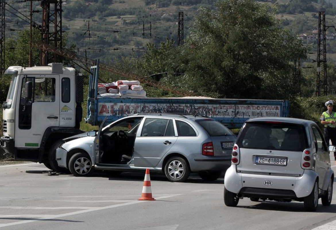 Jedna osoba povrijeđena u sudaru kamiona i putničkog vozila kod Zenice