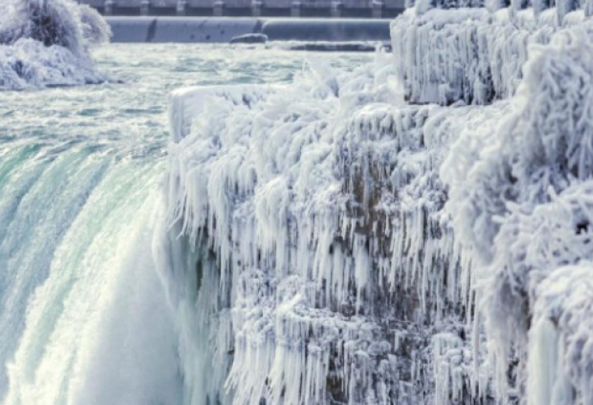 Ledeno u Americi: Vrela voda se ledi u padu, Nijagarini vodopadi ...