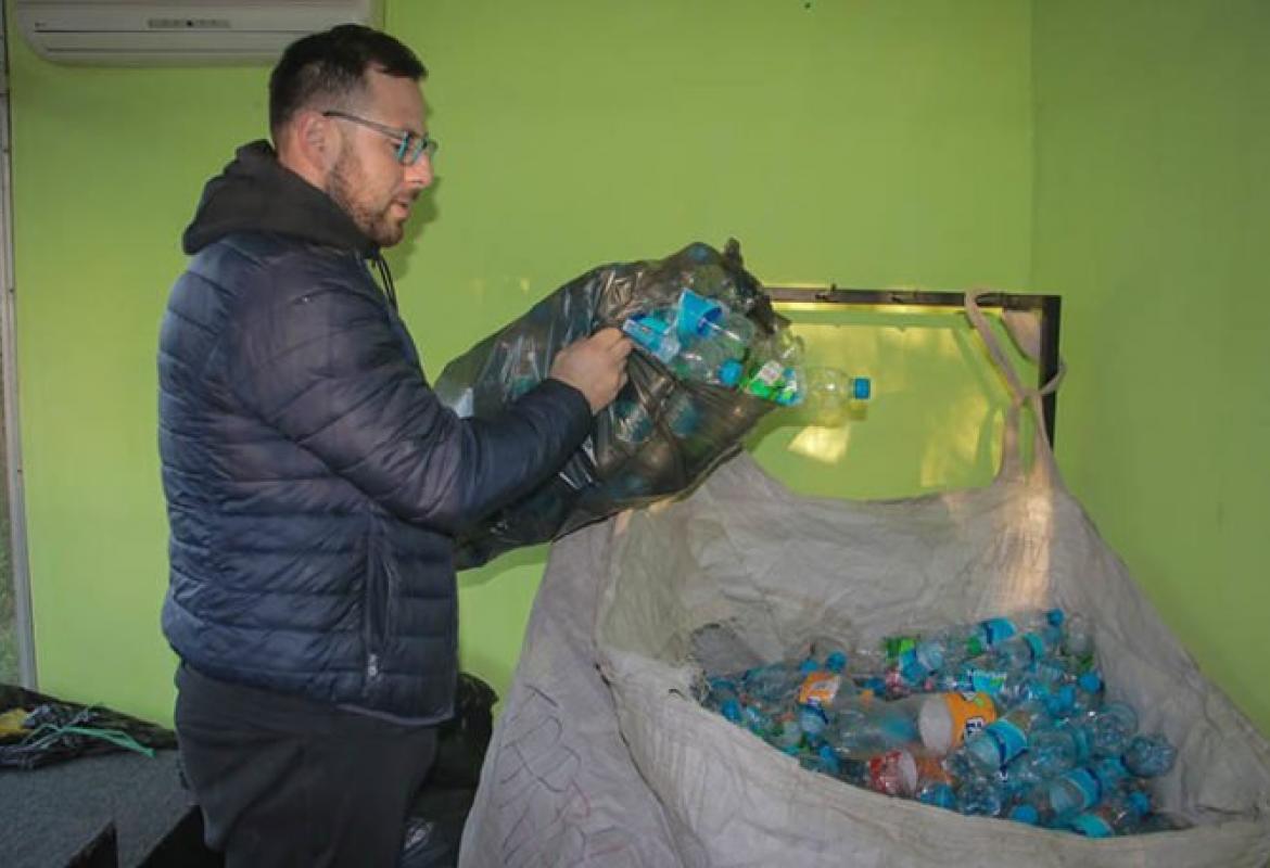 Duško skuplja plastičnu ambalažu i mijenja je za novogodišnje paketiće ...