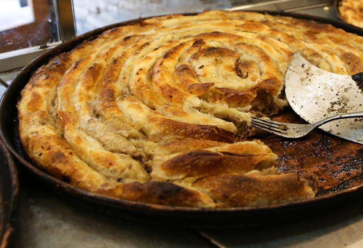 Priča o bureku: Punih šest stoljeća neizostavan na bosanskoj sofri (FOTO)