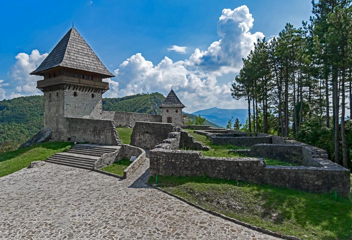 Ključ: Stari grad na meti vandala, polomljene klupe, stolovi i ograda ...