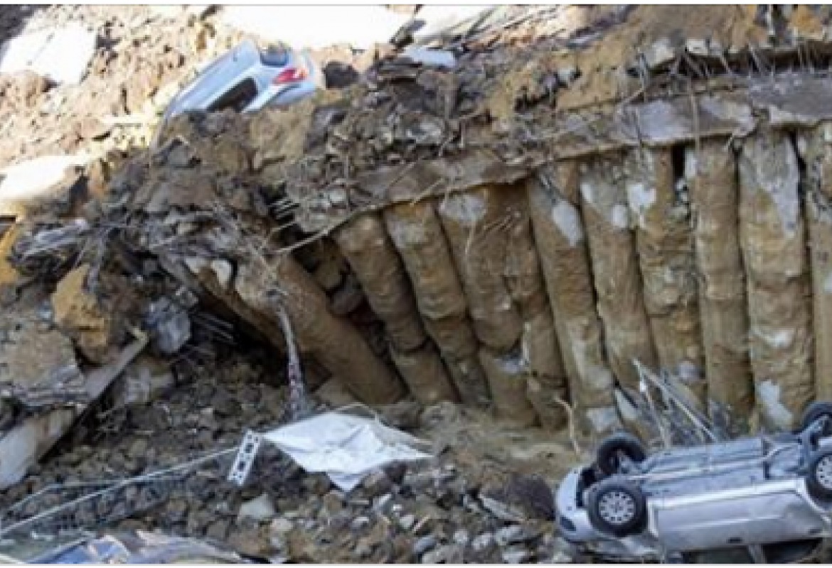 Rupa na cesti progutala sedam automobila: Evakuisano 20 porodica (FOTO)